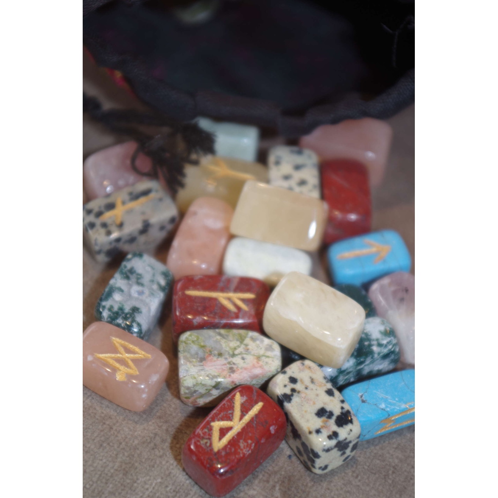 Ruunid- erinevatest poolvääriskividest mix komplekt - Lenormand.ee
