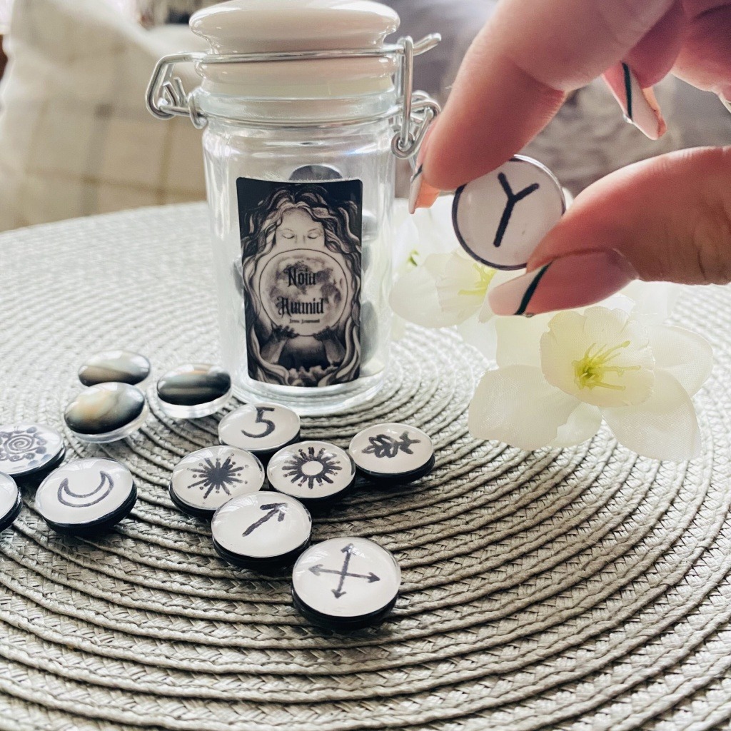 13 Nõiaruuni komplekt (13 Kuuli kujulist ruuni + raamat ) - Lenormand.ee